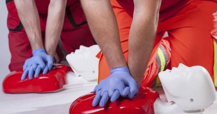 Les gestes qui sauvent de l’étouffement - Conseils - Sante-dz